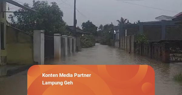 Hujan Sebabkan Banjir di Bandar Lampung, Warga: Pemkot Gagal Tangani Banjir | kumparan.com